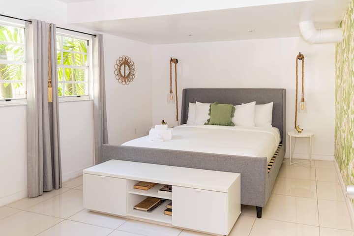 Spacious 2-bedroom Apartment Near Miami River - Miami, FL