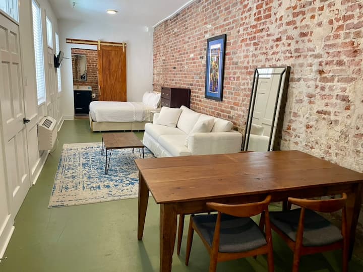 Historic Nola Hideaway - Mardi Gras New Orleans