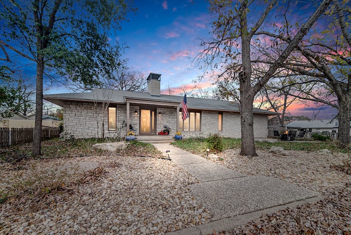 West Peach Haus - Fredericksburg, TX