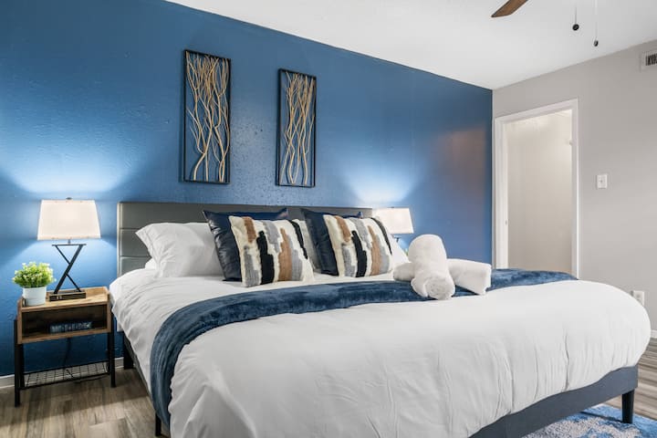 Central Atx | Near Ut & Dt & 6th | Cozy King Bed - Austin, TX