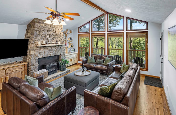 Mountain View Woodland Respite | Hot Tub & Pool - Townsend, TN