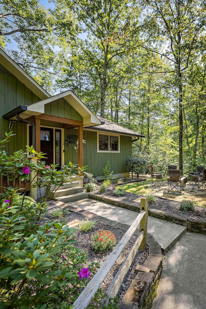 A Woodland Respite W/mtn Views, Hot Tub, & Arcade - Townsend, TN