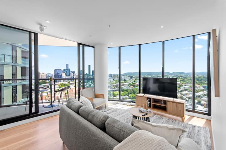 Modern 2br W/ Stunning Views, Infinity Pool & Gym - Newstead