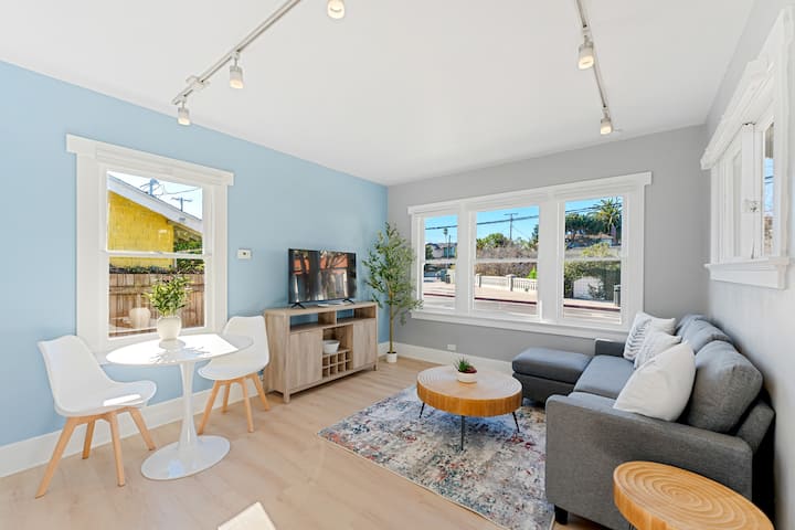 Stylish & Cute 2 Bedroom Home By Downtown State St - Santa Barbara, CA