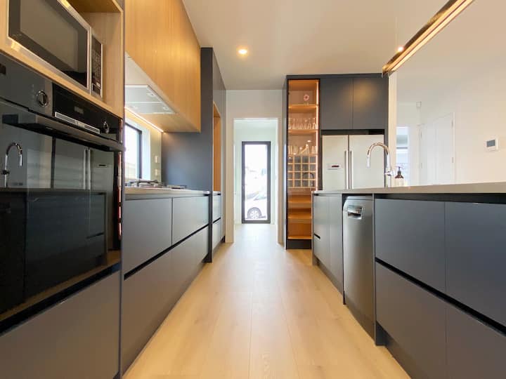 Large Designer House With 2 Kitchens, 8br 5.5bh - Auckland