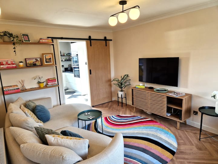 Family Home, Sunny Garden & Parking, Dog Friendly - University of Gloucestershire, Park Campus