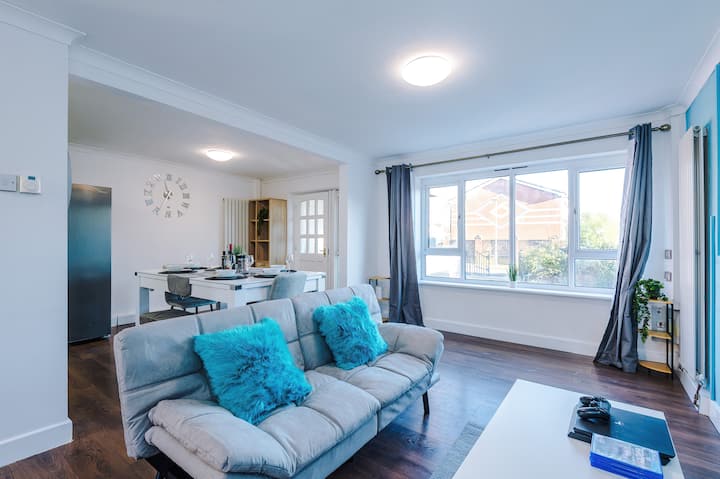 *Stay Near The City* • Driveway Park + Pool Table - Manchester
