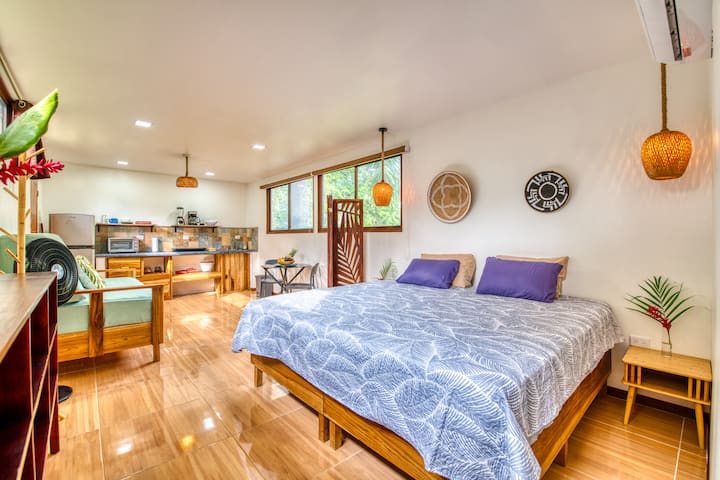 King Bed Studio • Steps To Beach • Ac & Wifi - Puerto Viejo de Talamanca