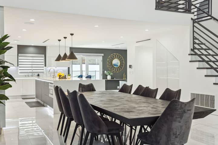 Modern Oasis! 5bd/3ba & Pool In Valley Village - Los Angeles, CA