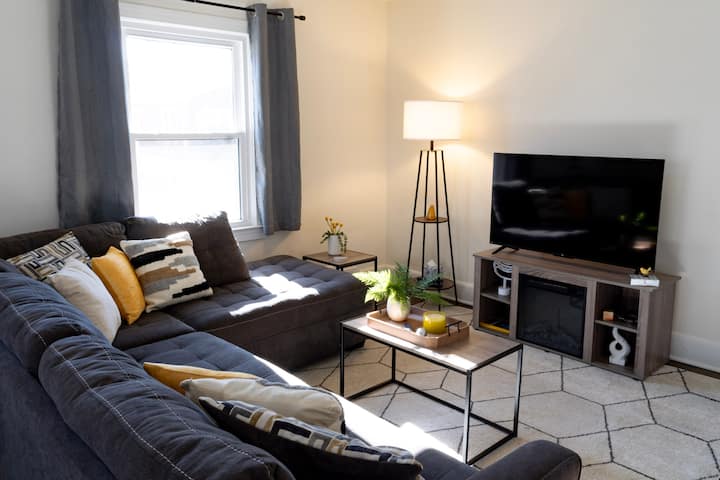 New! The Elvis: Downtown King's Retreat - High Point, NC