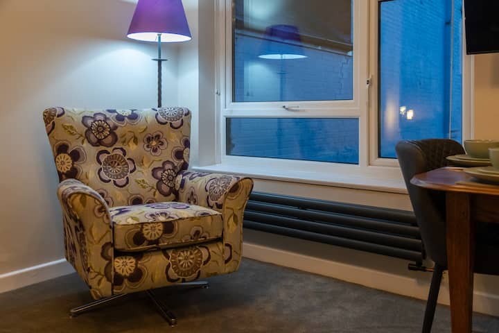 Stylish 2-bed Apartment With Parking & City Access - Hereford