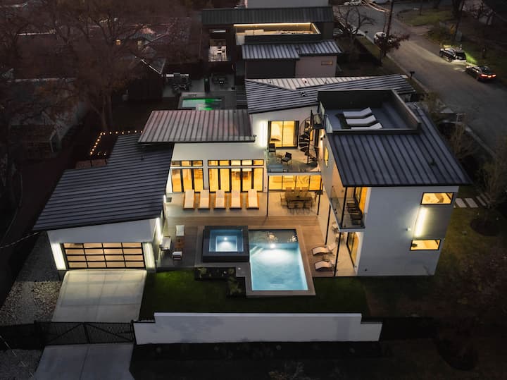 Lone Star Lookout | Pool, Rooftop, Sleeps 16+ - Austin
