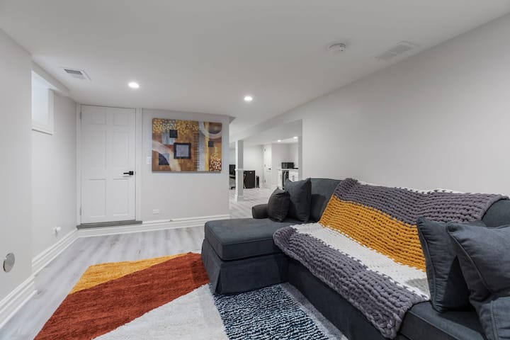 Spacious New Studio: Kitchenette, Laundry & Office - Skokie, IL