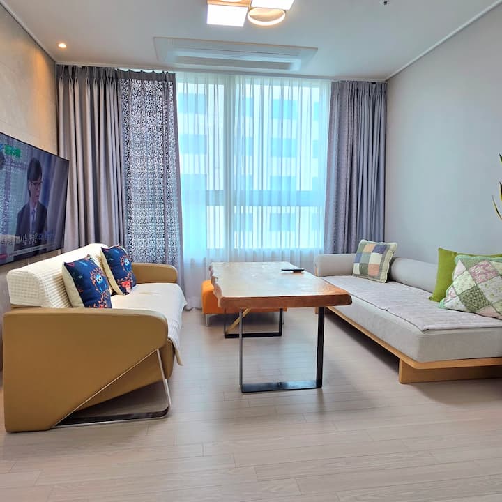 옐로우-애견동반 가능객실/침실3(퀸침대2 싱글토퍼1) 다이닝룸거실 - Daejeon