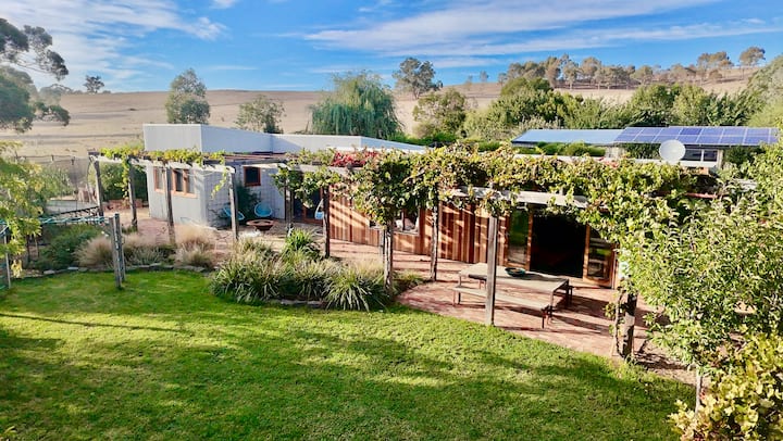 Eco-luxury · Native Gardens · Pizza Oven & Firepit - Castlemaine