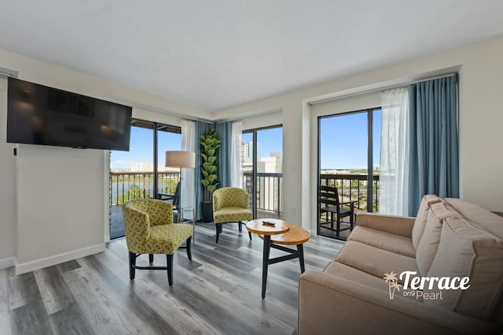 Spacious Skyline Studio W/terrace & Kitchenette - Orlando