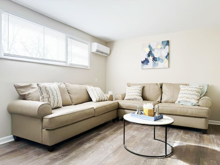 Riverside A1 | Queen 2bd/1ba Apt Near River - Evansville, IN