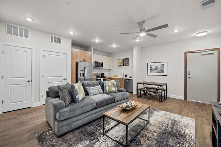 Stylish 1br W/ Pool & Gym In The Gulch - Belmont University, Nashville