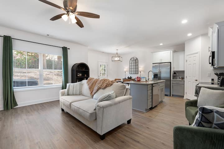 Downtown Acworth Stay & Play Retreat - Acworth, GA