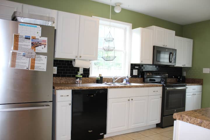 Large Home In Safe Area! Great Yard, U Of R Area! - Richmond, VA