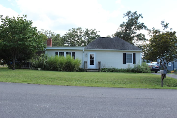River City Home
U Of R
Large Fenced Yard For Dogs! - Richmond, VA
