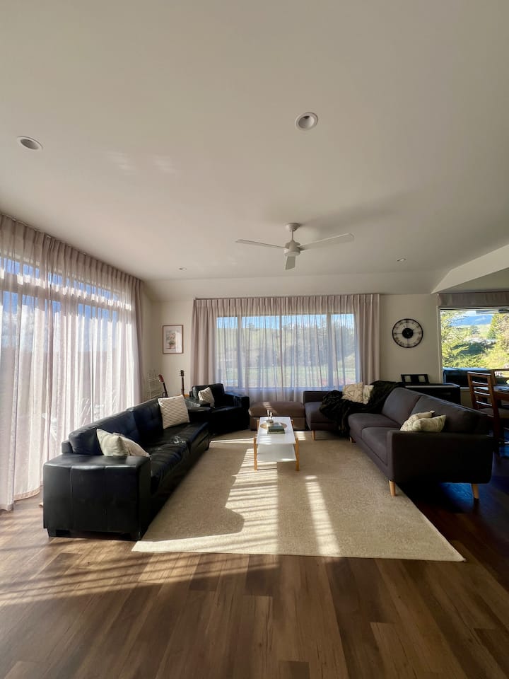 Modern Countryside Escape With Spa & Views - Brightwater