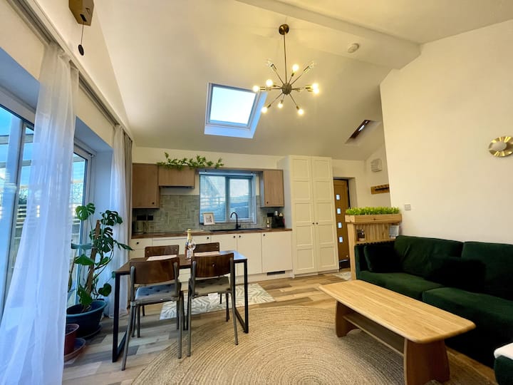 The Blossoms - Central & Spacious With Large Patio - Chesterfield