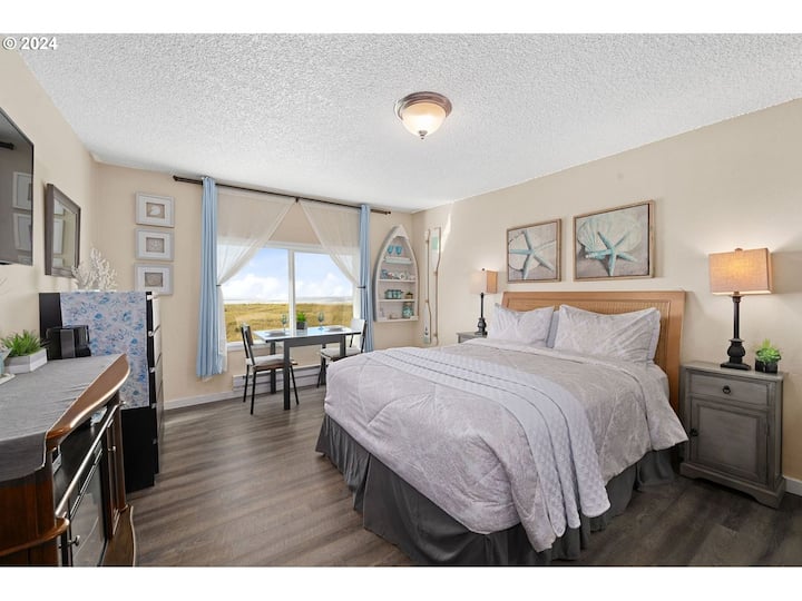 Condo #203 Top Floor Beach Front Studio - Gearhart, OR