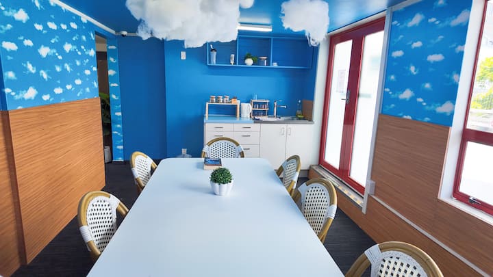 The Solo Oasis, Social Waves - Auckland