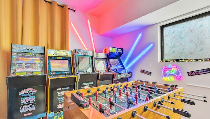 Cozy La Escape • Arcade • Near Hollywood Studios - Los Angeles, CA