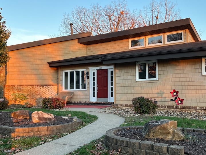Edgewood Oasis-king Bd-3br-2.5ba - Charleston, WV