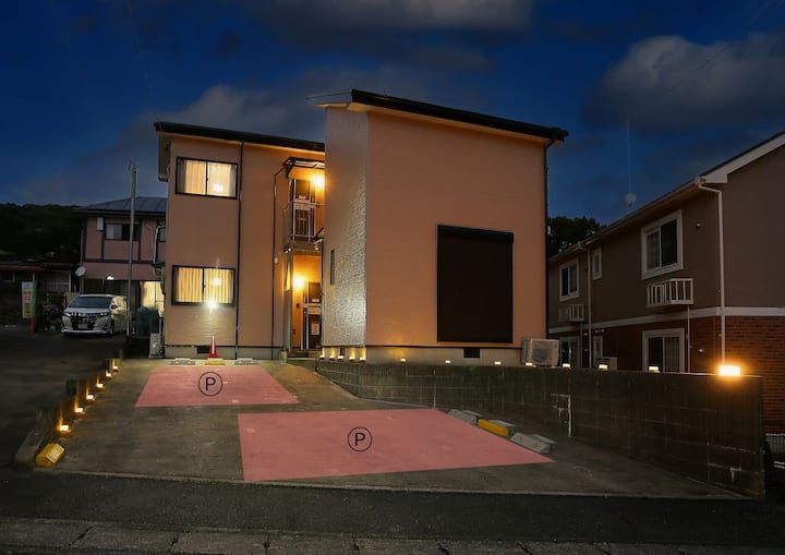 太宰府駅8分/1棟貸切/最大10人/バスルーム2/トイレ2/キッチン2/ベッド6/布団4 - Dazaifu