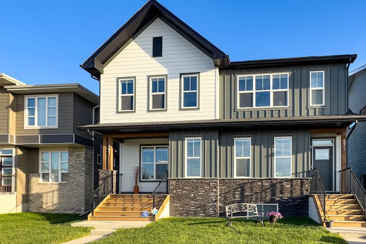 Amazing Home In Nw Calgary | Great Amenities! - Canada