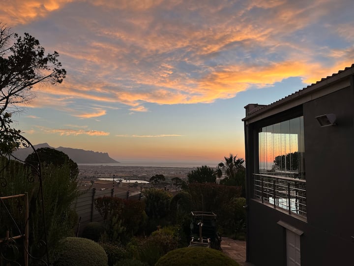 Serene Hilltop Guest Suite - Room With A View - Somerset West