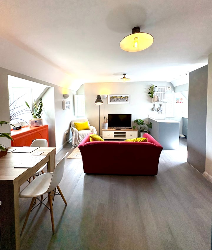 Very Smart Town Centre Flat With Parking! - Cheltenham