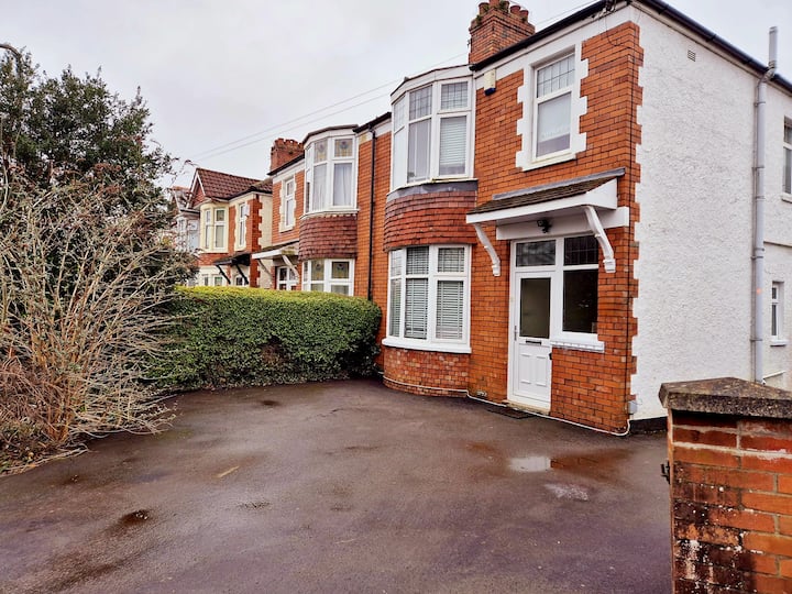 Spacious House With Parking In Excellent Location - Cardiff