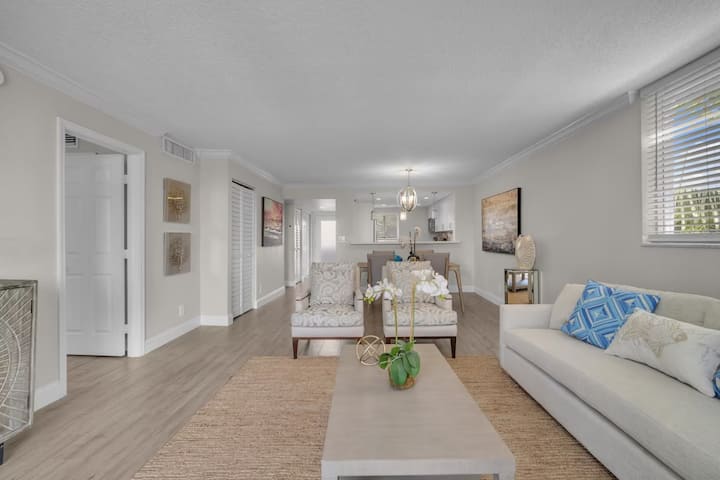 Elegant Beachside Stay • Pool • Steps To Sand - Boca Raton, FL