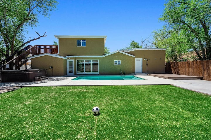 North Valley Paradise! Sleeps 8!
 Pool And Hot Tub - Albuquerque, NM