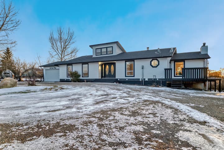 Walkout Bungalow With Pond Views - Canada