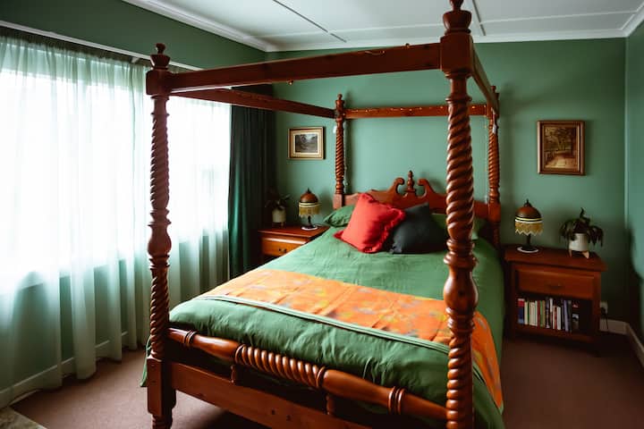 A Vegan & Vegetarian Eco Garden Retreat. - Dover