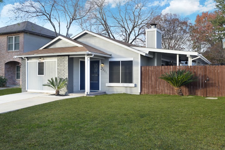 Renovated Gem: 3/2 + Game Room, Fire Pit & More! - San Antonio