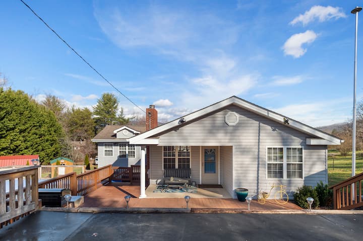 4bdr, 2ba-  Pool, Fenced Yard - Swannanoa, NC