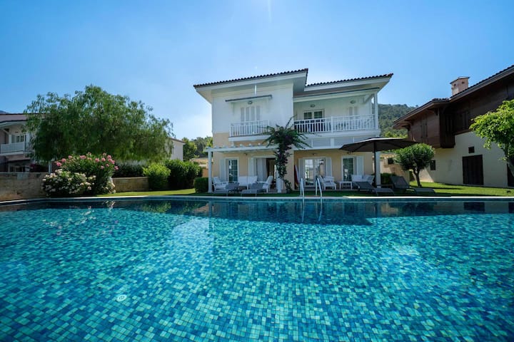 Waterfront Villa W/beach Access In Portville Göcek - Göcek