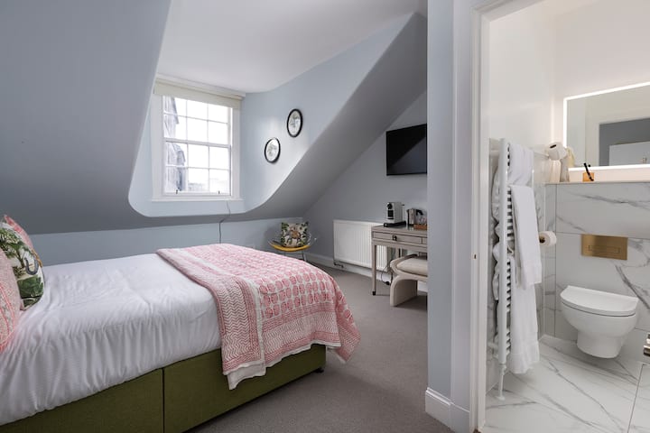 Super Room In Boutique Hotel. New En-suite Shower - Leith