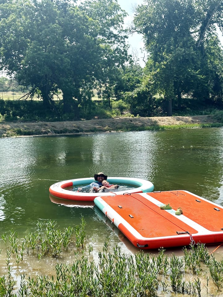 Live Oak Creek Nick's Cabin - Fredericksburg, TX
