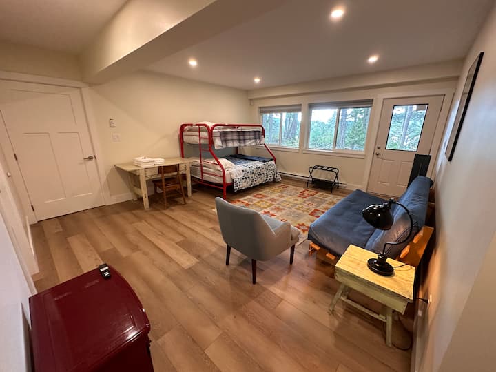 Grove B&b: Big Leaf Maple Family Room - Pender Island