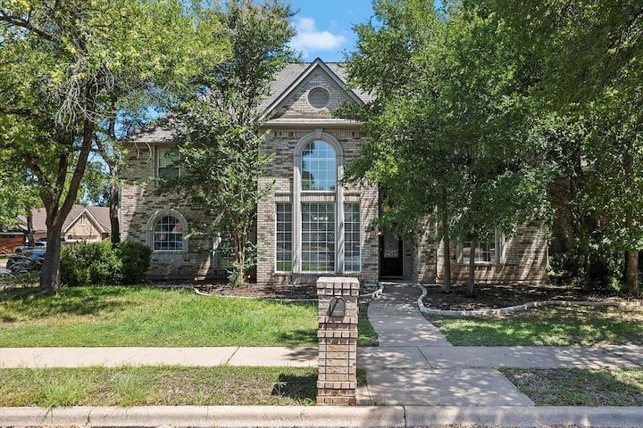 Grand Golf Villa: 5br Home With Jacuzzi & Dj Booth - Austin, TX