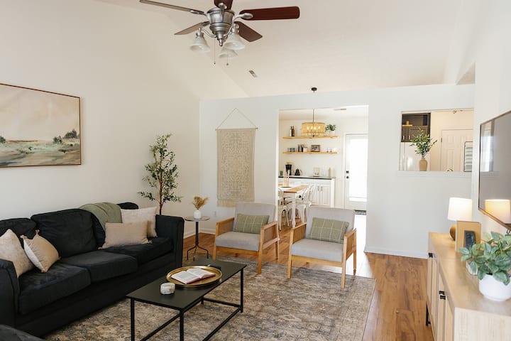 "The Dawning House" - Peaceful Modern Stay W/ Yard - Georgetown, KY