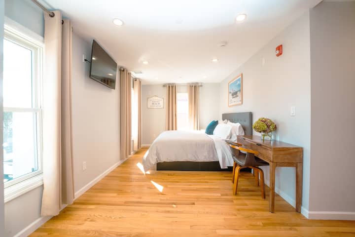 Hampton Bays Hotel, King Suite - Adults Only - The Hamptons, NY