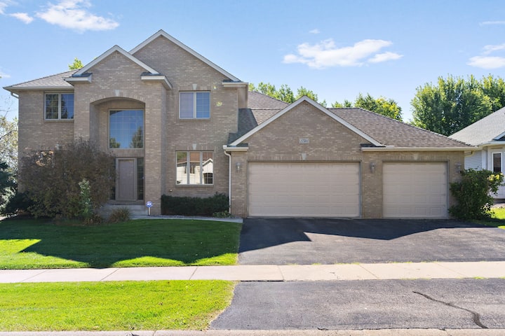 Exec Family Home W/ Cinema, Office, Playroom & Gym - Hanover, MN